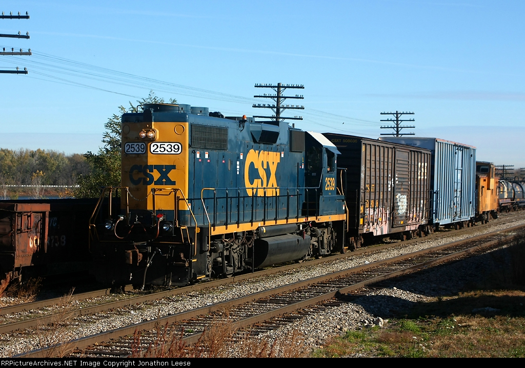 CSX 2539 heads west to switch PCA